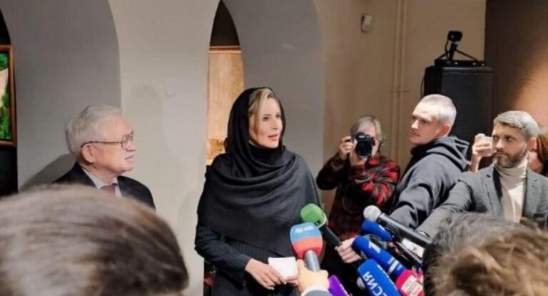 Aisha Gaddafi Exhibits Artwork in Moscow